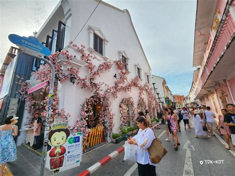 ถนนคนเดินภูเก็ตหลาดใหญ่ ที่เที่ยวภูเก็ต แหล่งรวมของกินหลากหลาย
