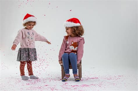 산타 모자를 쓰고 색종이를 가지고 노는 두 명의 젊은 자매 2 3 살에 대한 스톡 사진 및 기타 이미지 2 3 살 2명 4 5세 Istock