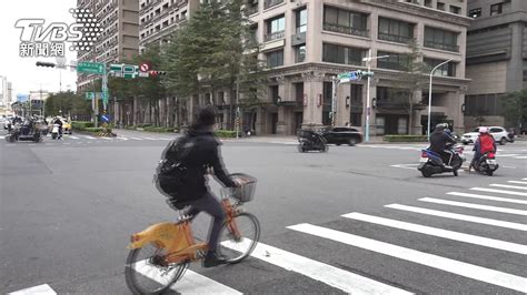 外送員牽車過馬路吃紅單！ 嗆警又遭法辦│警察│違規│罰單│tvbs新聞網