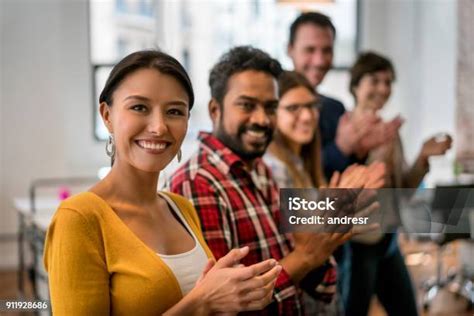 창조적인 사무실에서 비즈니스 미팅에서 박수 사람의 그룹 라틴 아메리카 히스패닉 민족에 대한 스톡 사진 및 기타 이미지 라틴 아메리카 히스패닉 민족 박수갈채 카메라