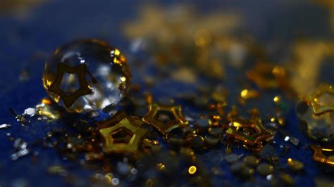 Nahaufnahme Eines Wassertropfens Mit Glitzer Darauf In Verschiedenen