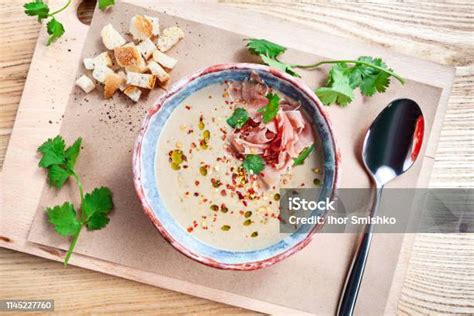 탑 뷰는 잼 파 슬 리 우 엔의 빵과 함께 크림 스프를 제공 합니다 점심 식사를 위한 평평한 누워 음식 디자인을 위한 공간을 복사 합니다 여름 차가운 수프 개념입니다 스페인