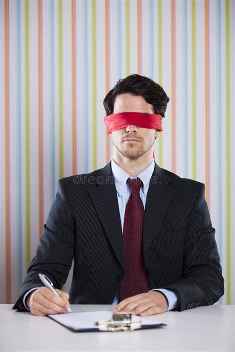 Homme Daffaires Les Yeux Bandés Photo Stock Image Du Travail