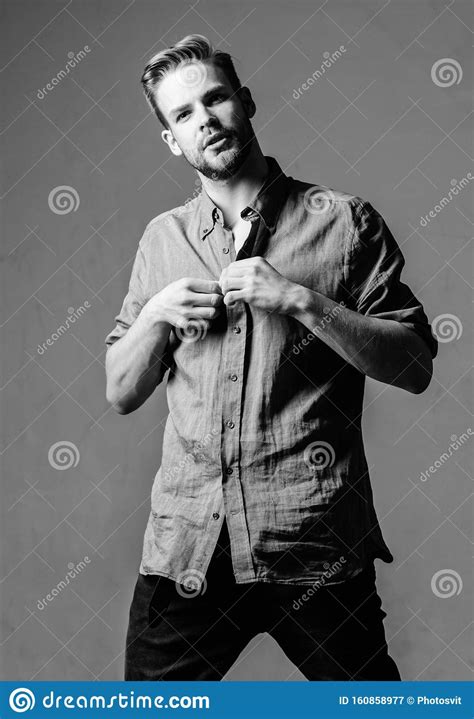 Un Homme Joli Hipster Sexy Se Déshabille Le Corps Sexy Et Musclé Se