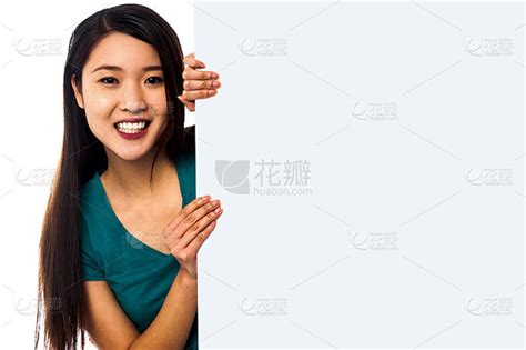 亚洲女孩拿着空白的白板