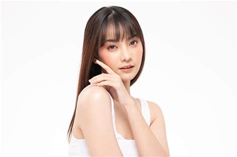 젊은 아름다운 아시아 여성은 깨끗하고 신선한 피부 행복과 긍정적 인 감정과 명랑 흰색 배경 뷰티 화장품 및 스파 트리트먼트