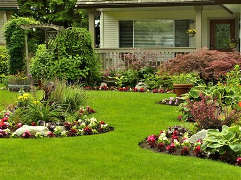 Yarda Delantera De Una Casa Imagen De Archivo Imagen De Arbor