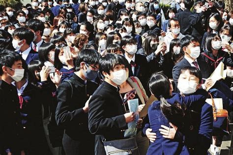 喜びの春到来 和歌山県立高校で合格発表：紀伊民報agara｜和歌山県のニュースサイト