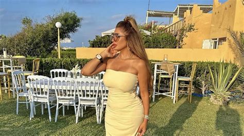 سمر يسري تستعرض جمالها وأنوثتها بإطلالة جريئة