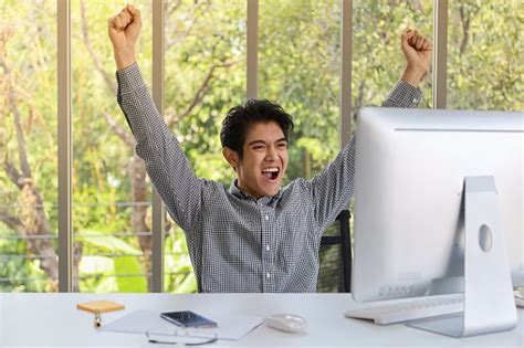 데스크톱 컴퓨터를 찾고 행복 한 스마트 젊은 아시아 사업가의 초상화와 두 주먹과 감정 을 작업실에서 기쁘게 감정에 대한 스톡 사진 및 기타 이미지 Istock