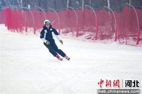 京津冀金山岭银河滑雪场高山回转邀请赛在河北滦平开赛中国新闻网河北
