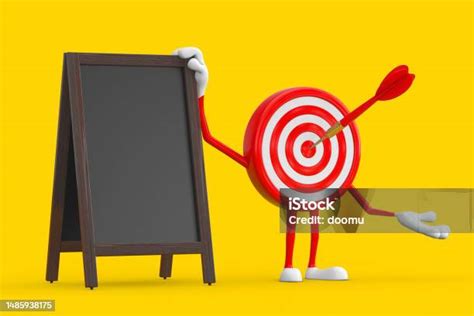 양궁 표적과 다트 중앙에 있는 만화 인물 캐릭터 마스코트에는 빈 나무 메뉴 칠판이 야외 전시되어 있다 3d 렌더링 3차원 형태에 대한 스톡 사진 및 기타 이미지 Istock