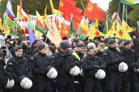 Köln Bilder Der Kurden Demonstration Mit Tausenden Teilnehmern