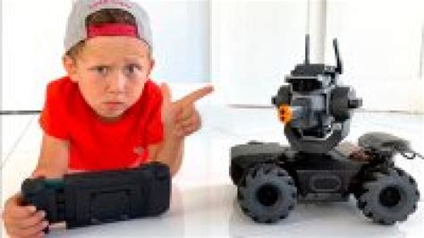 سنیا و بابایی بازی با ماشین رباتی