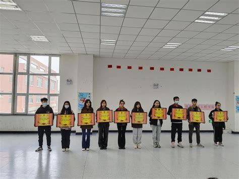 道路桥梁工程学院分团委开展“植树造林，珍爱我们共有的家园”班级文化墙评比活动 新疆交通职业技术学院