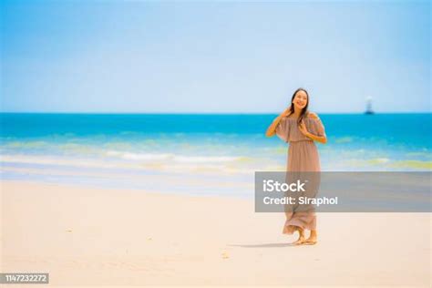레저 휴가를 위한 열 대 야외 자연 해변 바다에서 초상화 아름 다운 젊은 아시아 여자 미소 행복 산책 관능에 대한 스톡 사진 및