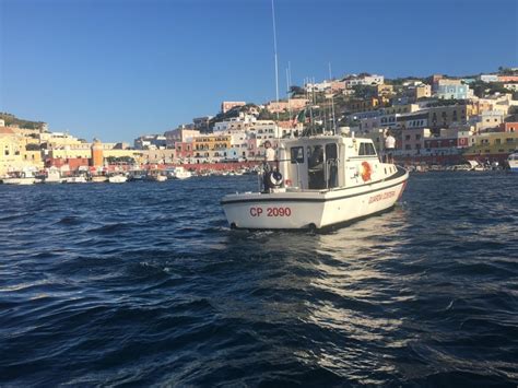 CONTROLLI TRA PONZA E VENTOTENE SOCCORSA IMBARCAZIONE FINITA SUGLI