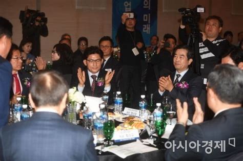 포토 박수치는 정난권 송재희 한국중소벤처무역협회 공동회장 아시아경제