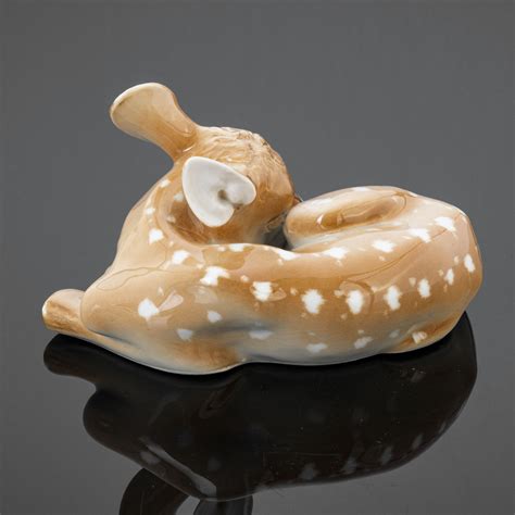 Статуэтка Олененок лежащий автор П П Веселов фарфор роспись Ленинградский фарфоровый