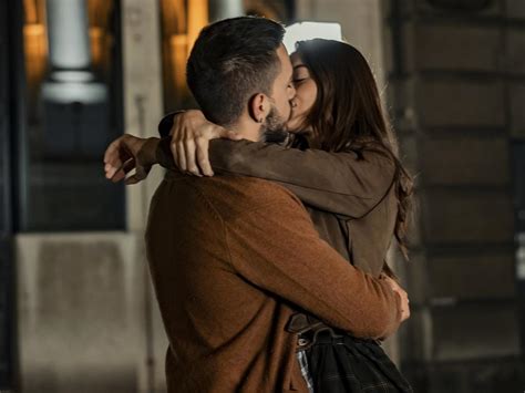 is sex on a first date a mistake a sexologist gives their advice