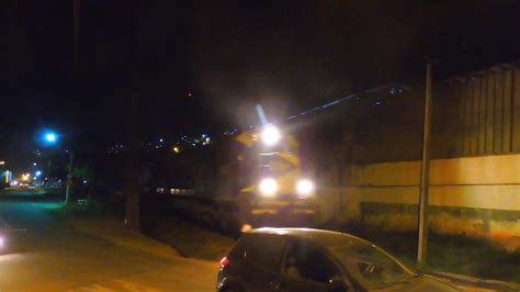 Trem De Carga Geral Acelerando Quase Atingindo Carro Imprudente Em