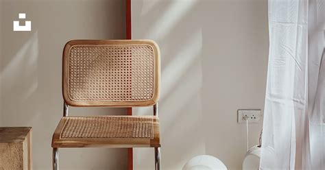 창가에 갈색과 회색 팔걸이없는 의자 사진 Unsplash의 무료 내부 이미지