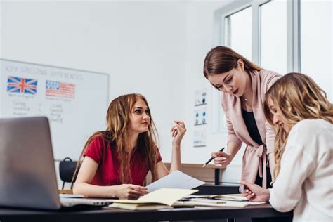Estudantes universitários do sexo feminino em sala de aula o estudo da escola aprende a classe