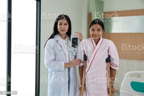 환자가 병원에서 걸을 수 있도록 도와주는 여성 정형외과 의사 2명에 대한 스톡 사진 및 기타 이미지 2명 건강 진단 건강