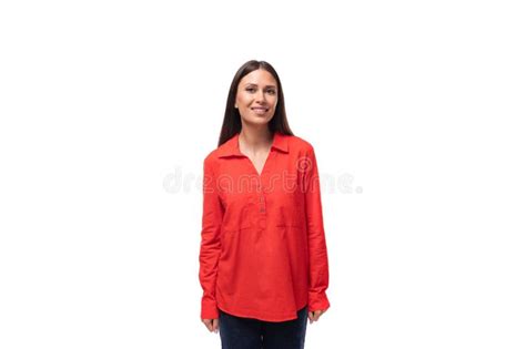Joven Trabajadora De La Morena Bien Cuidada Vestida Con Una Camisa