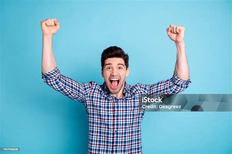 클로즈 업 사진 놀라운 펑키 그 그 그의 Macho 경쟁 분위기 소리 큰 소리로 진정한 축구 팬 목표 축하 파티 바 주말 착용
