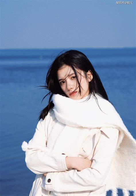 张婧仪穿白色毛衣，在冬季的海边 搜狐大视野 搜狐新闻