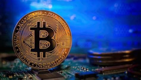 컴퓨터 회로 기판 배너 복사 공간에 있는 황금 암호 화폐 Bitcoin 황금 동전 프리미엄 사진