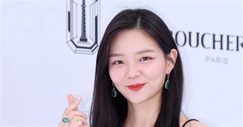포토 이솜 사랑스러운 눈맞춤 인사