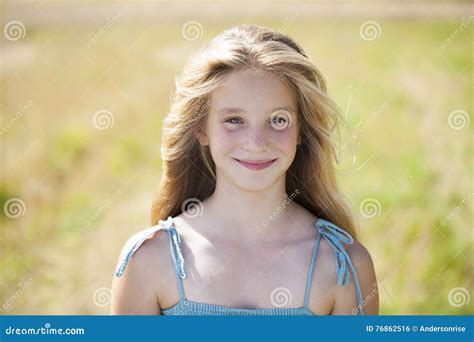Portrait D Une Belle Jeune Petite Fille Photo Stock Image Du Caucasien Slov Ne