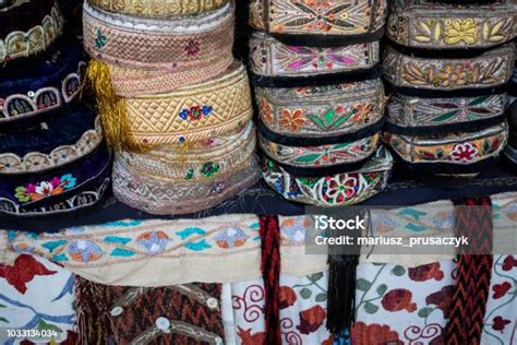 Topi Tradisional Uzbek Bernama Tubeteika Dihiasi Dengan Bordir Multi