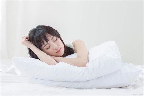 晚上睡不好，白天醒不了。原来睡眠不仅看枕头，和被子也有关系东方养生频道东方养生