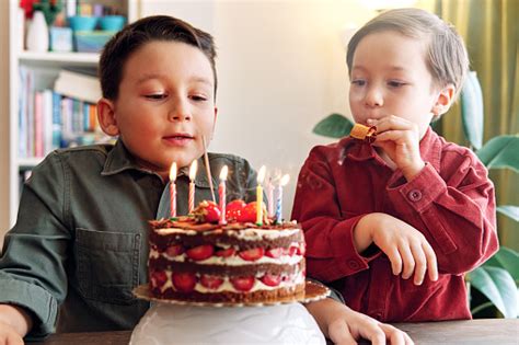 귀여운 아이들은 케이크와 파티 색종이와 생일 파티를 합니다 생일 파티와 집에서 큰 축하 2명에 대한 스톡 사진 및 기타 이미지