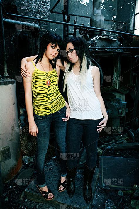 垃圾女性站在房间里