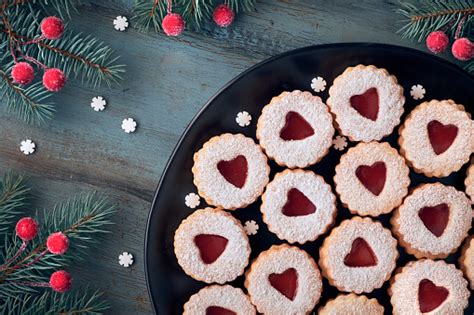 어두운 배경에 빨간 잼 마음으로 전통적인 Linzer 쿠키의 상위 뷰 0명에 대한 스톡 사진 및 기타 이미지 0명 가루