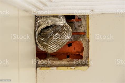 욕실 내부에 먼지와 오물이 있는 손상된 깨진 골판지 환기 파이프 0명에 대한 스톡 사진 및 기타 이미지 0명 가정의 방 강철 Istock