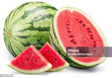 수박과 수박 조각은 흰색 배경에 고립되어 있습니다 파일에 클리핑 경로가 포함되어 있습니다 0명에 대한 스톡 사진 및 기타 이미지