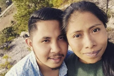 Yalitza Aparicio Posó Para La Graduación De Su Novio Infobae