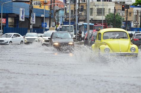 Recife Registra Pontos De Alagamento Em Dia De Fortes Chuvas Folha Pe