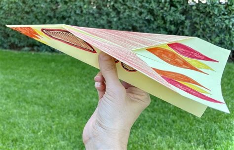 Papierflieger basteln Schritt für Schritt Anleitung für Kinder