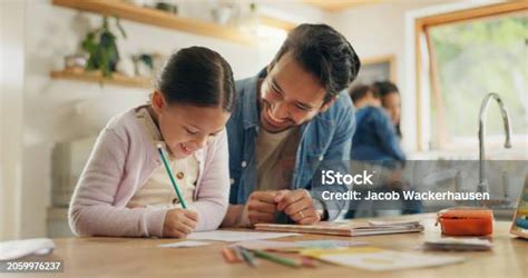 글쓰기 학습 및 가족 가정 교육 언어 발달 및 지원을 위한 부엌의 아버지와 자녀 돕고 가르치고 행복한 사람들 아빠와 소녀 또는 종이에 학교 창의성을 가진 아이 부모에 대한