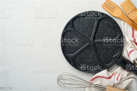 빈 프라이팬 블랙 회색 콘크리트 테이블 배경에 아침 식사 마음과 재료의 모양의 베이킹 팬케이크를위한 돌 논스틱 코팅 프라이팬