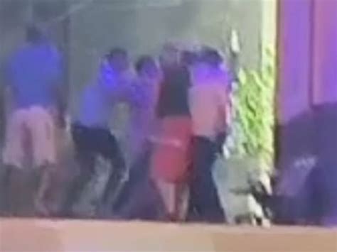 There Was A Fierce Fight Between Two Groups In The Hotel होटल में दो