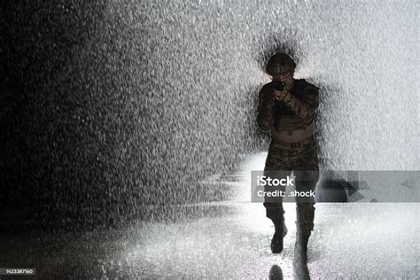 비오는 밤에 위험한 임무를 수행하는 돌격 소총 플레이트 캐리어 및 전투 헬멧을 갖춘 전투 유니폼을 입은 육군 병사 25 29세에 대한 스톡 사진 및 기타 이미지 Istock