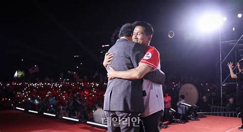 이낙연 전 국무총리와 포옹하는 김문수 후보