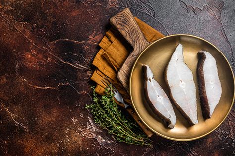 얇게 썬 넙치 생선 백리향이 있는 접시에 생 스테이크 어두운 배경 맨 위 보기입니다 복사 공간 건강한 식생활에 대한 스톡 사진